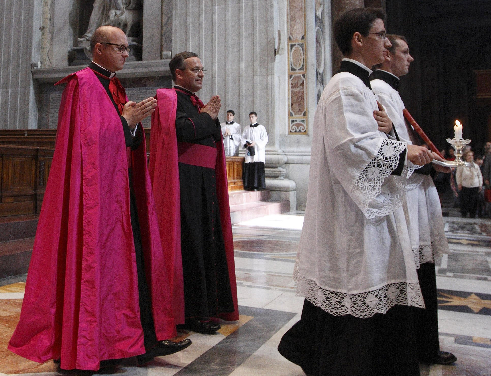 Appealing to need for unity, pope restores limits on pre-Vatican II ...