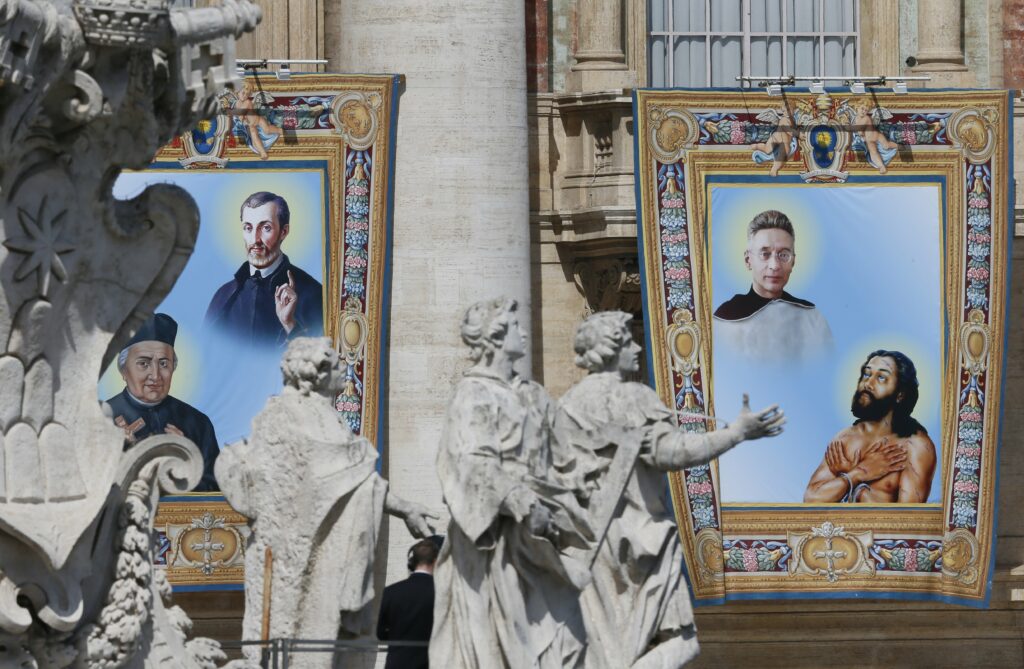 Saints' lives prove God's love for all, pope says at canonization Mass ...