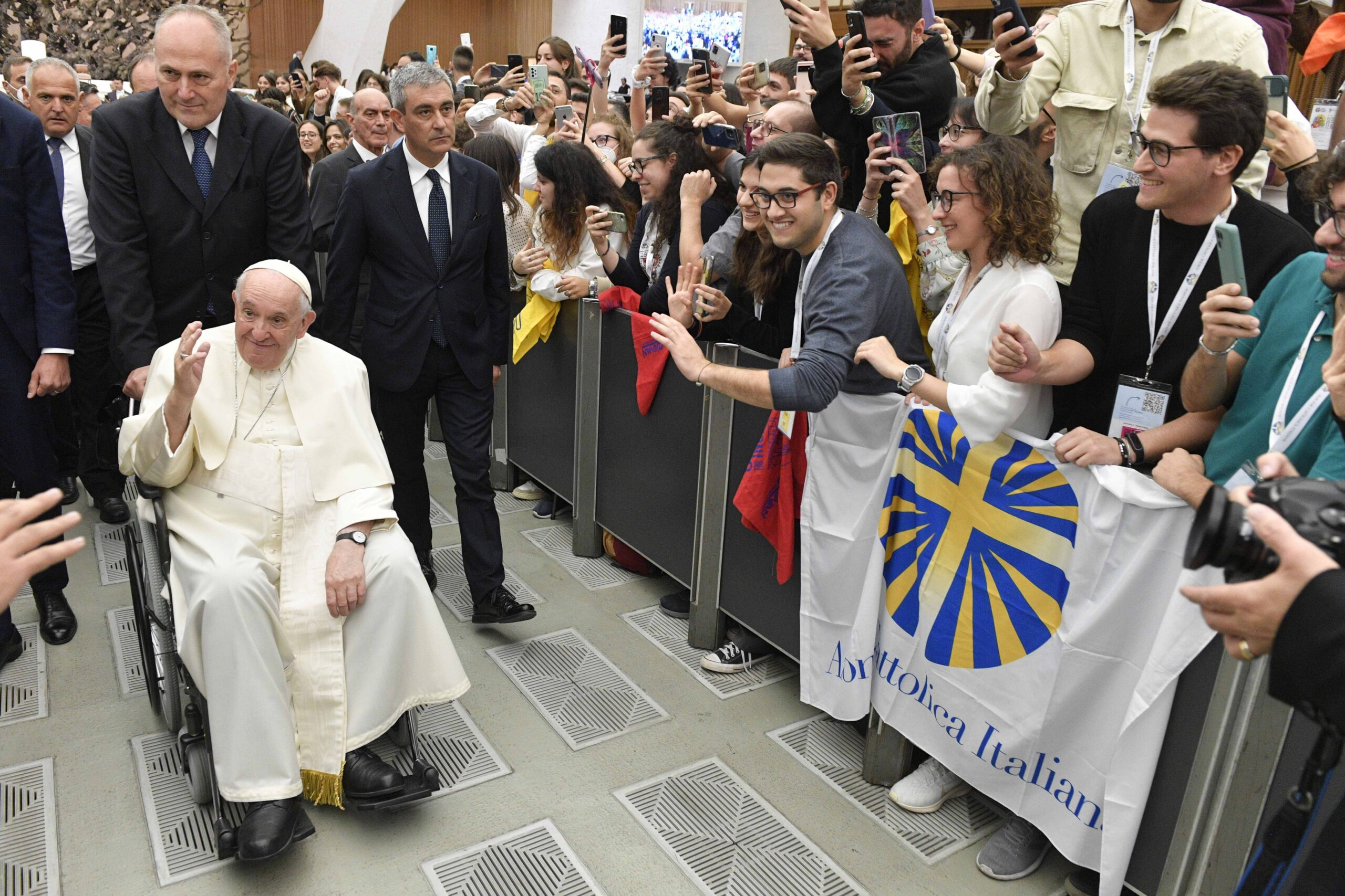 Pope: Parishes are essential places for growing in faith, community ...