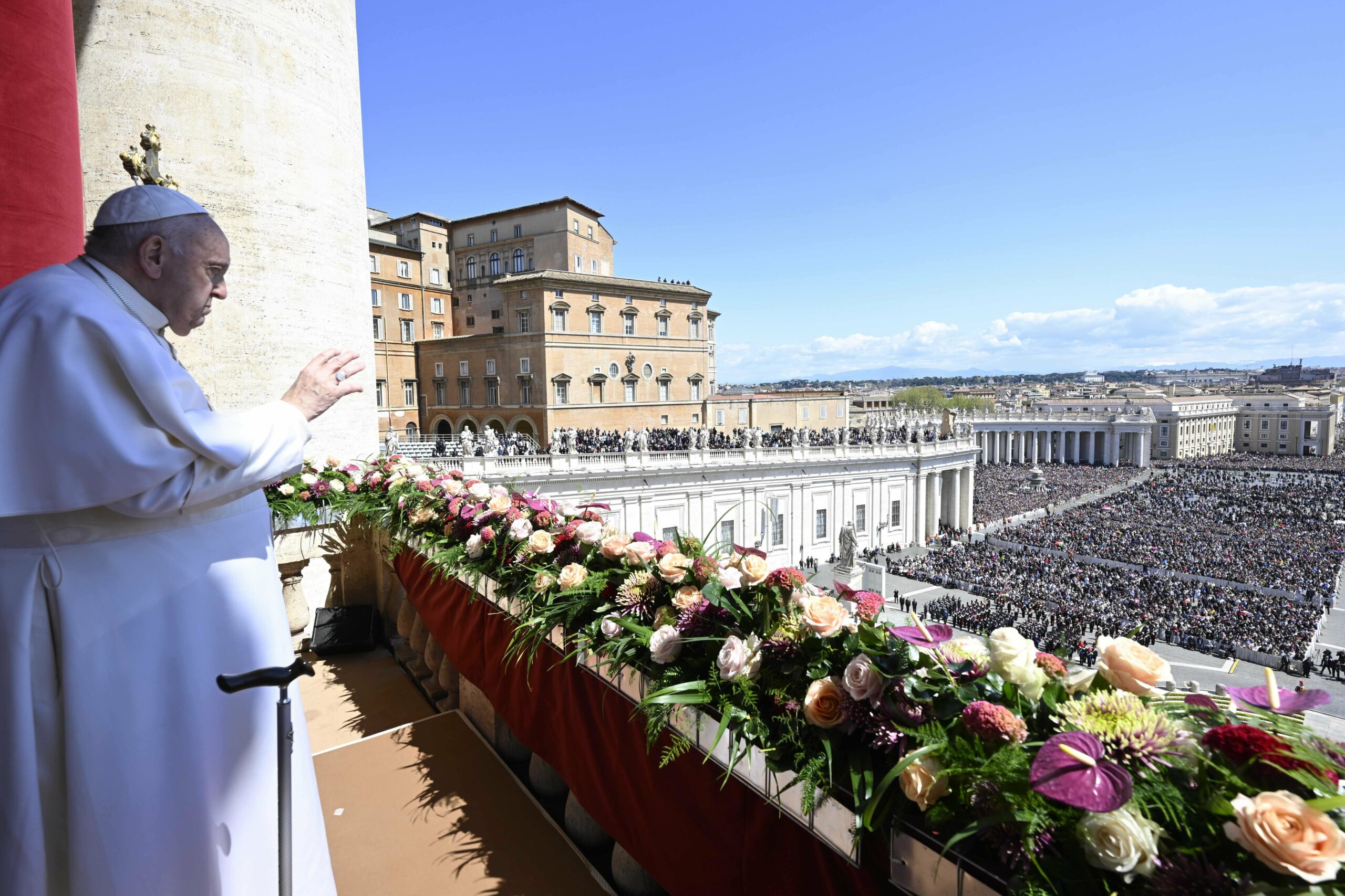 Pope prays that Easter joy would break through gloom of sin, war ...