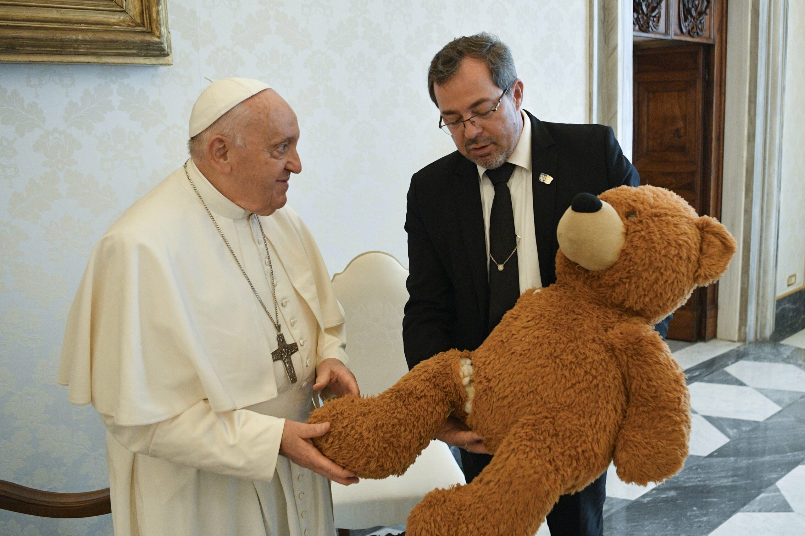 Ambassador gives pope a stuffed bear as symbol of 'suffering Ukraine ...